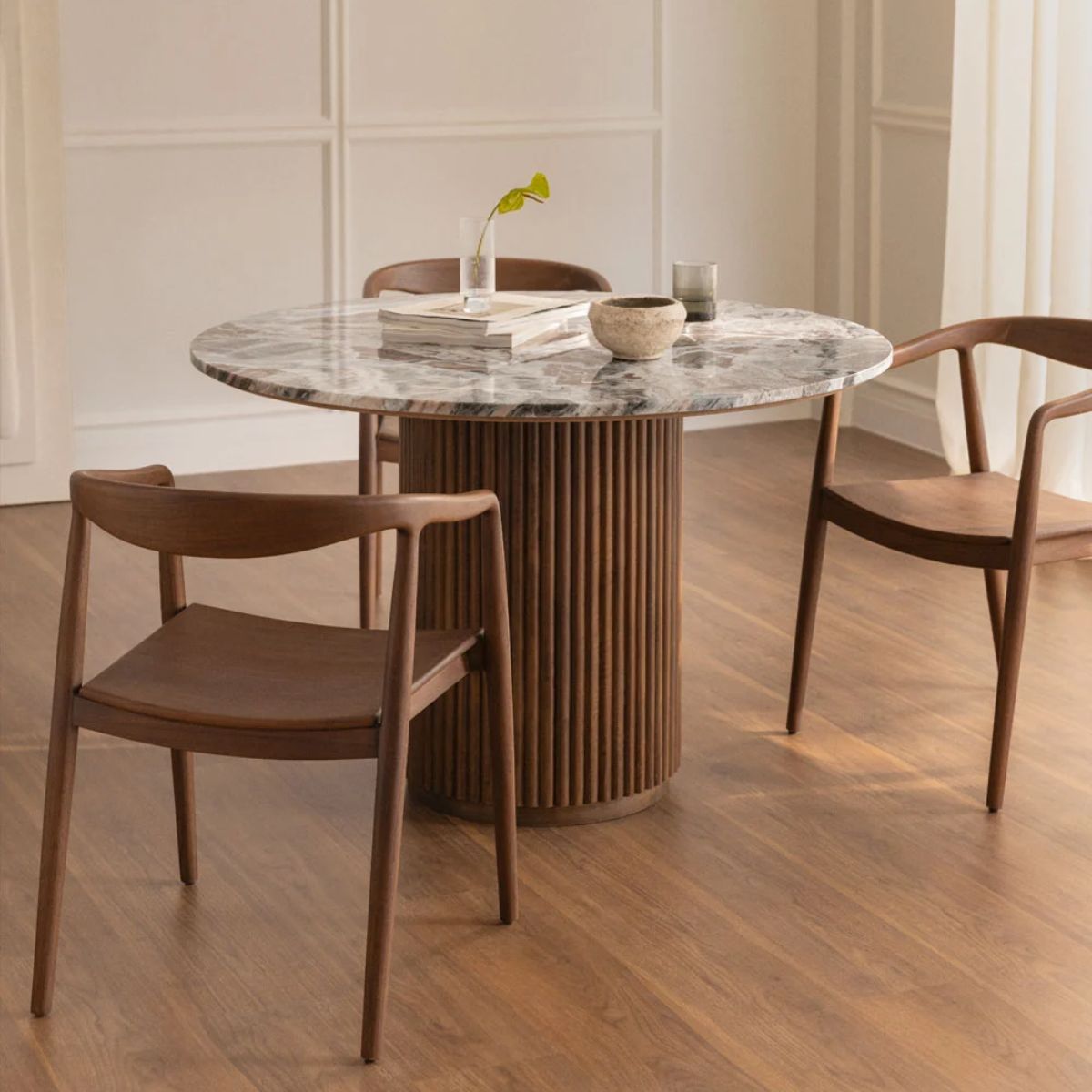 Table à manger ronde 120cm Giselda en pierre naturelle et bois de mang ...